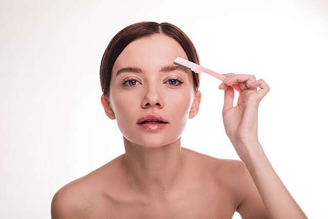 How to Use an Eyebrow Razor