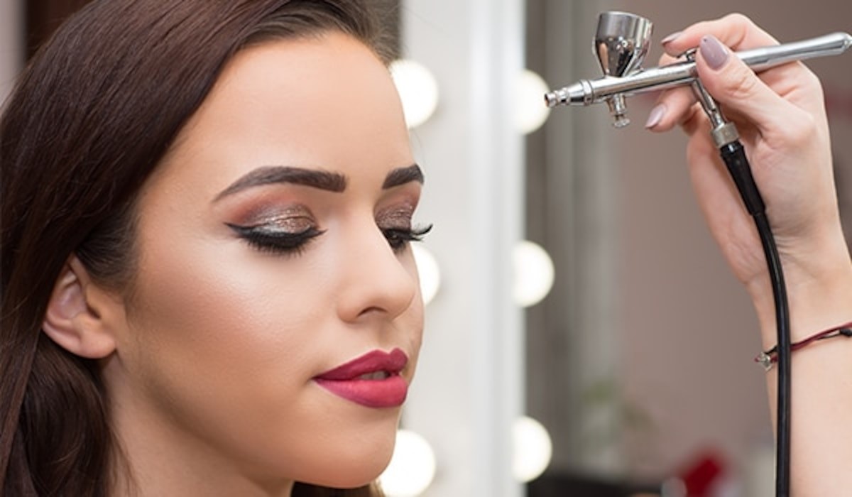 What Is Airbrush Makeup And How Does It Work?