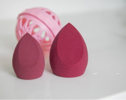 The Sponge: How Does The Washable Makeup Sponge Work?